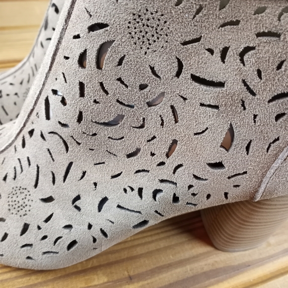 American Rag | Shoes | American Rag Glial Taupe Laser Cut Open Toe ...